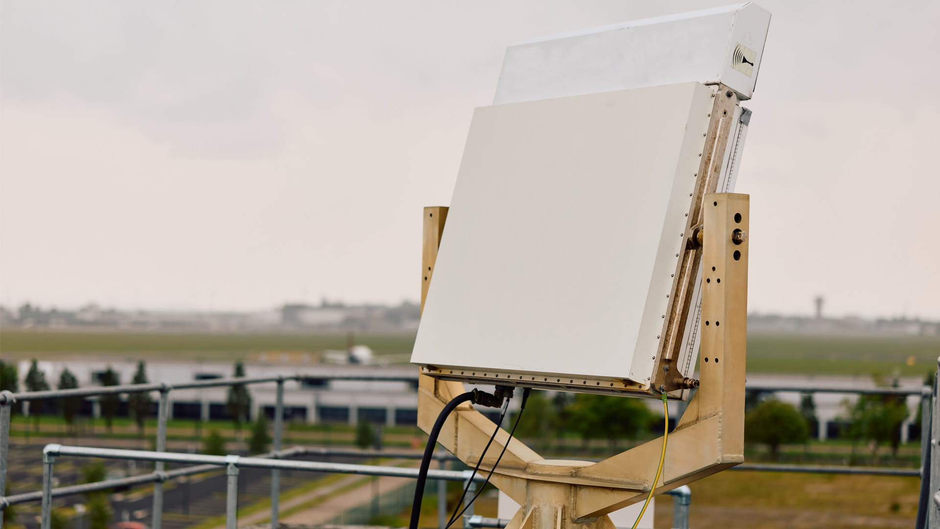 Primary (Non-Cooperative) Surveillance Radar (NCSR) | Collins Aerospace